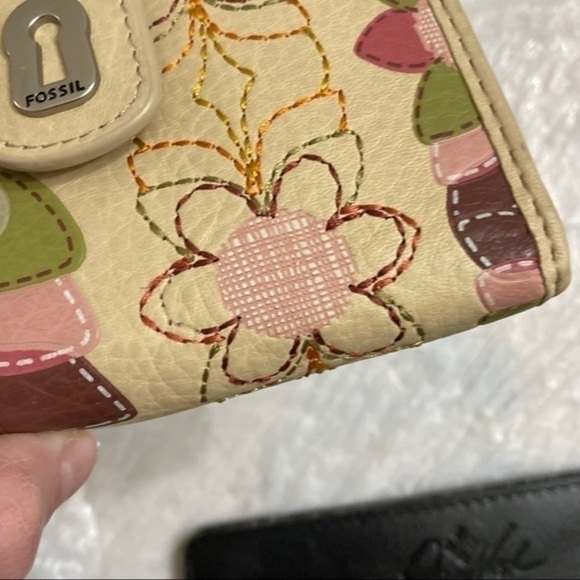 Fossil | Bags | Fossil Cream Floral Wallet | Poshmark